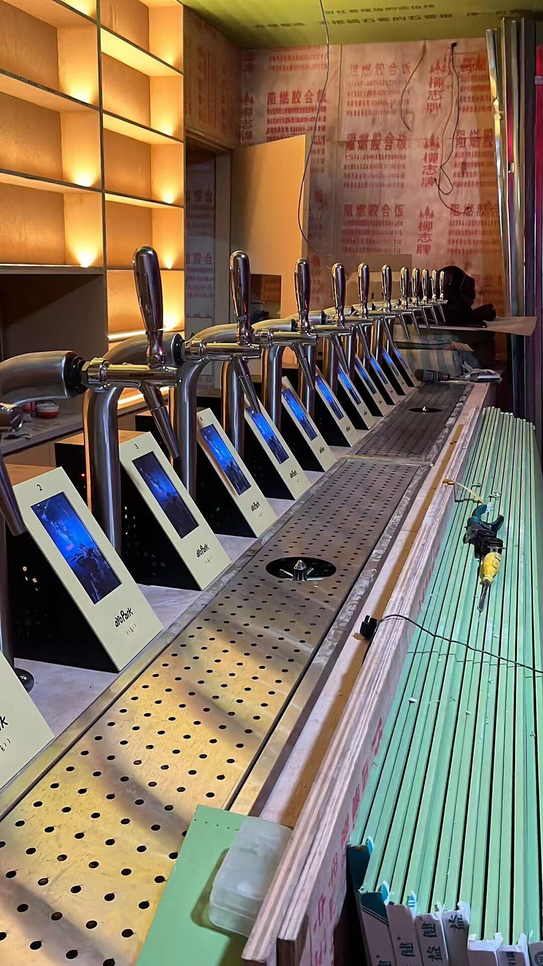 Self-service unmanned beer brewing system with 12 single-head beer taps ...